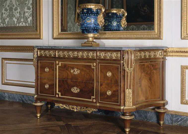 Commode pour le Salon des Nobles de la reine au château de Versailles ...