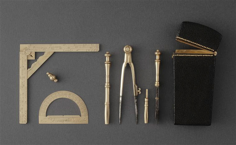 Nécessaire de mathématiques et son étui de poche - Louvre site des ...