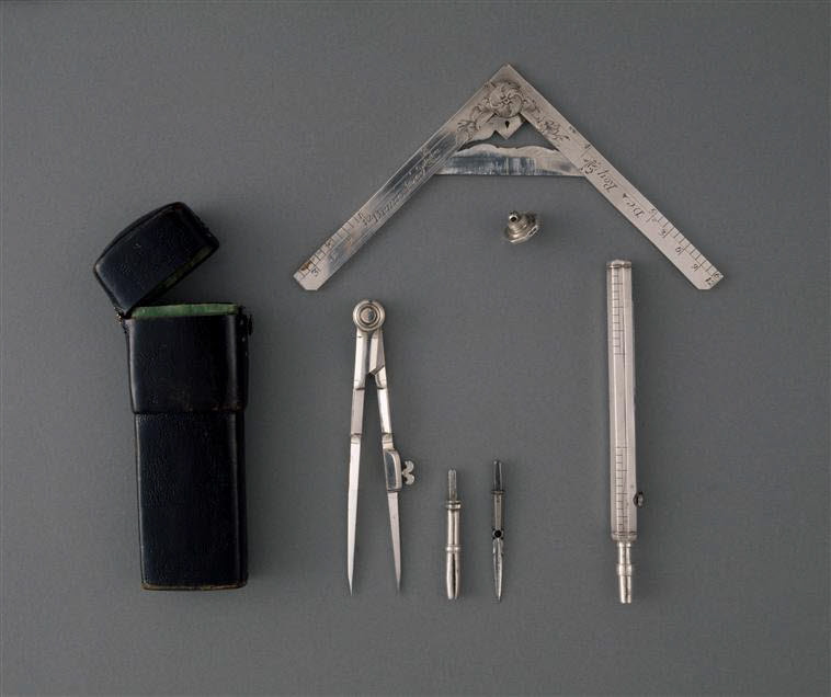 Nécessaire de mathématiques et son étui de poche - Louvre site des ...