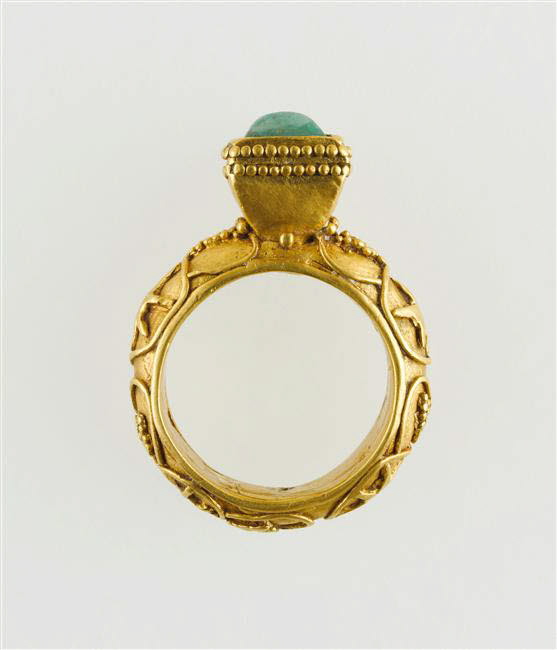 Bague mérovingienne à chaton pyramidal de Jouy-le-Comte - Louvre site ...