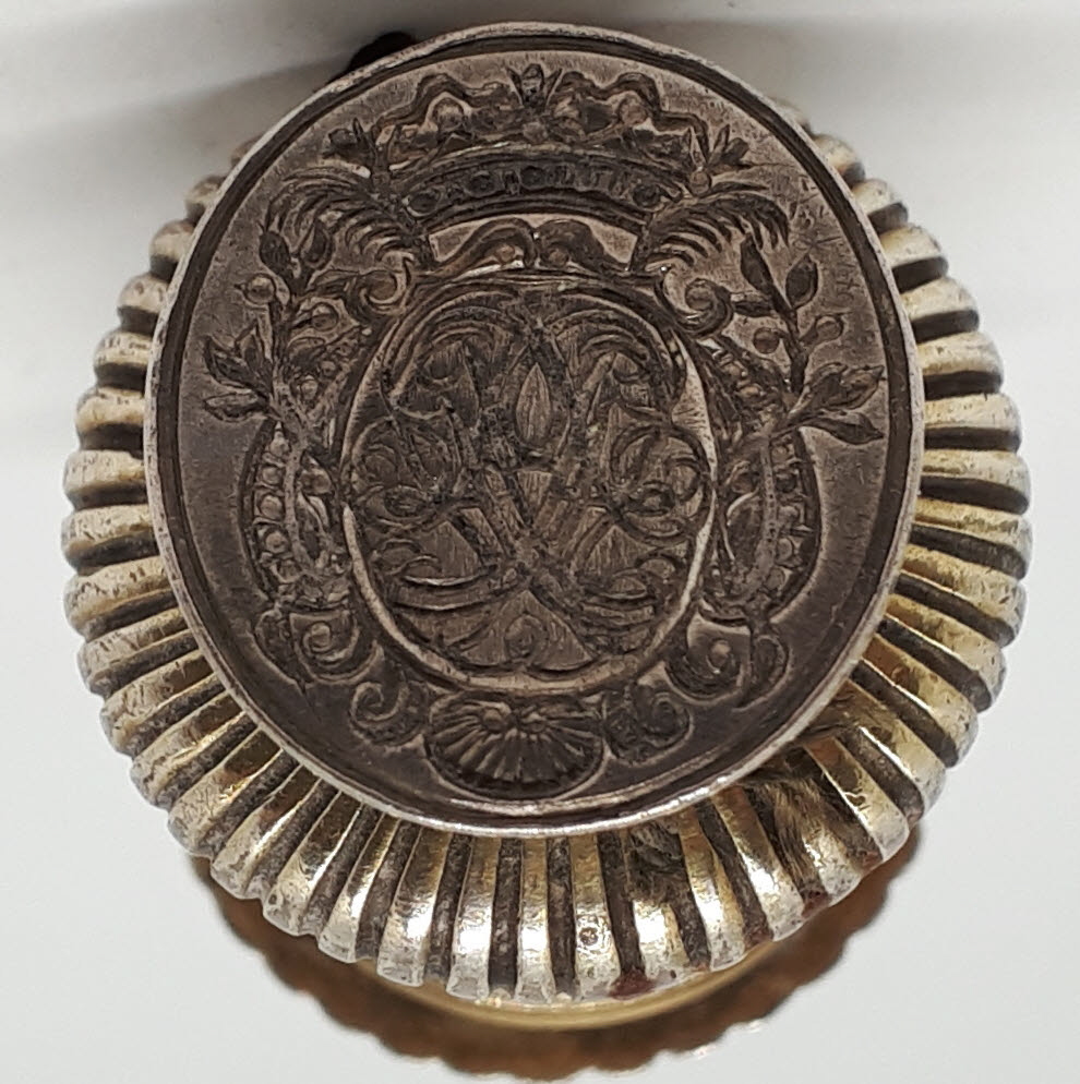 Cachet rond formant cassolette à parfum - Louvre site des collections