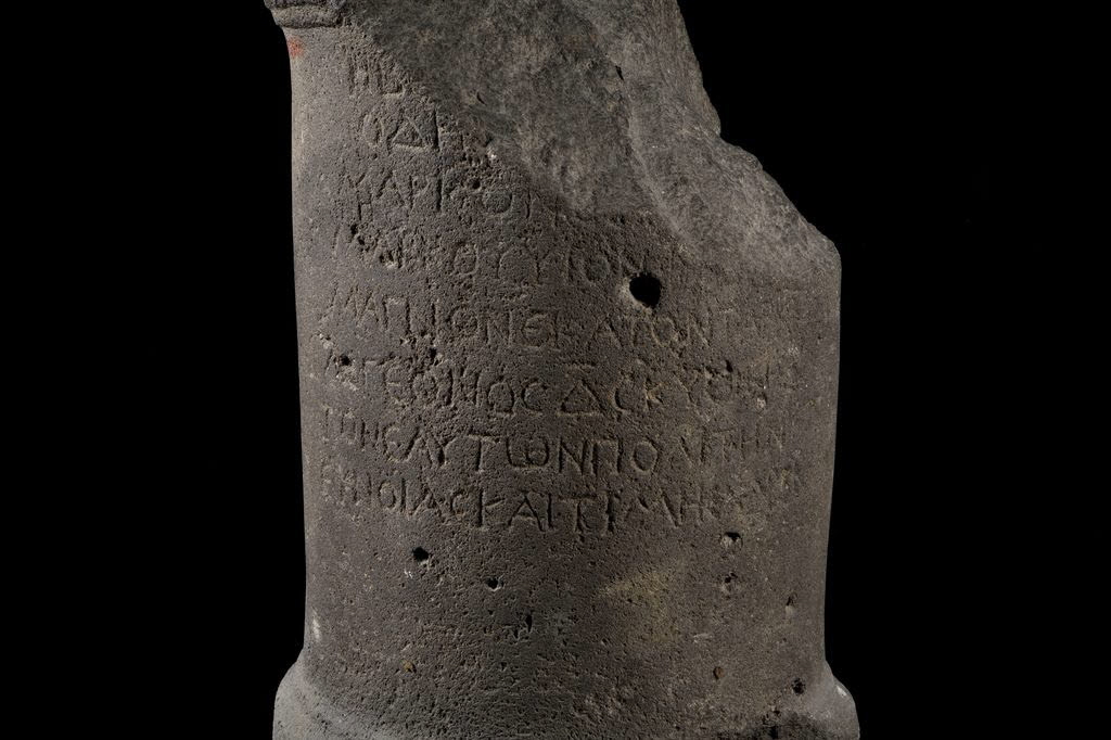 base de statue ; inscription - Louvre Collections