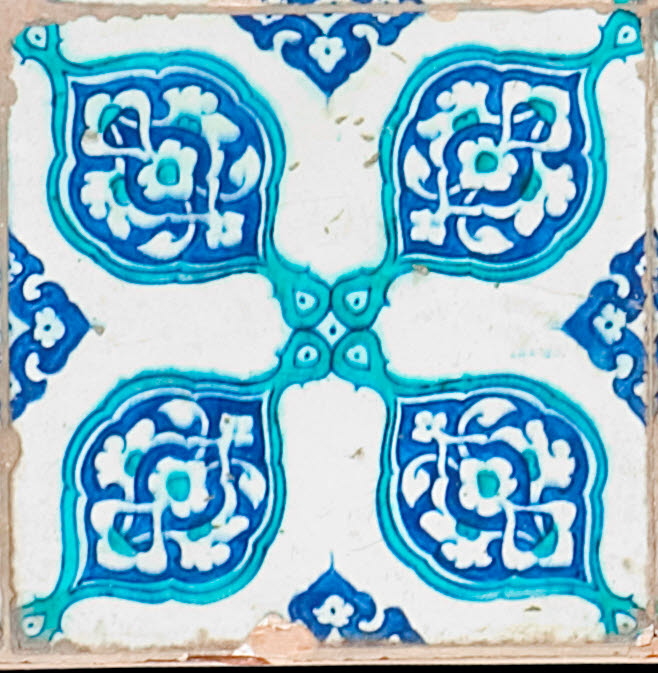 Carreau à motif cruciforme formé de mandorles à décor de fleurons ...