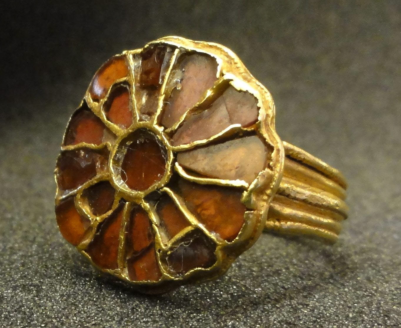 Bague mérovingienne d'Herpes, en orfèvrerie cloisonnée - Louvre Collections