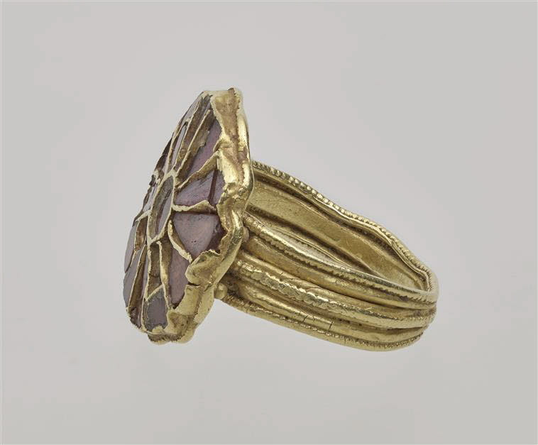 Bague mérovingienne d'Herpes, en orfèvrerie cloisonnée - Louvre site ...