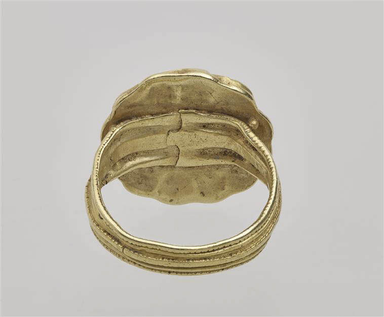 Bague mérovingienne d'Herpes, en orfèvrerie cloisonnée - Louvre site ...