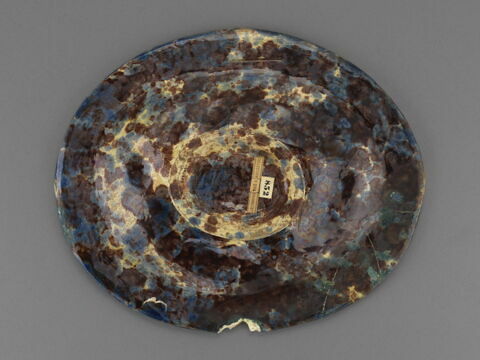 Plat ovale : scène de beuverie - Louvre site des collections